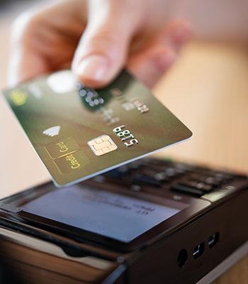 A man approximating a card to the card machine.